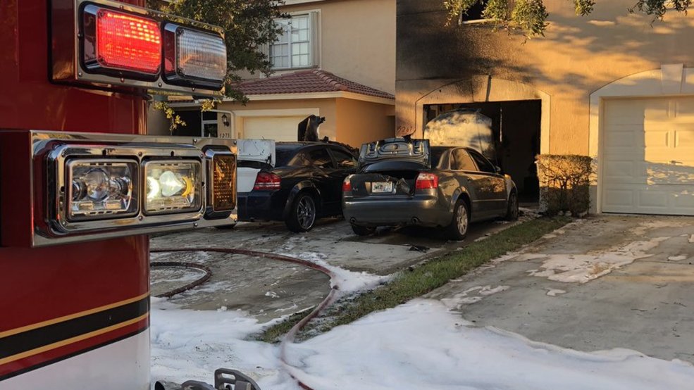 Two cars catch on fire close to Lake Worth home | WPEC